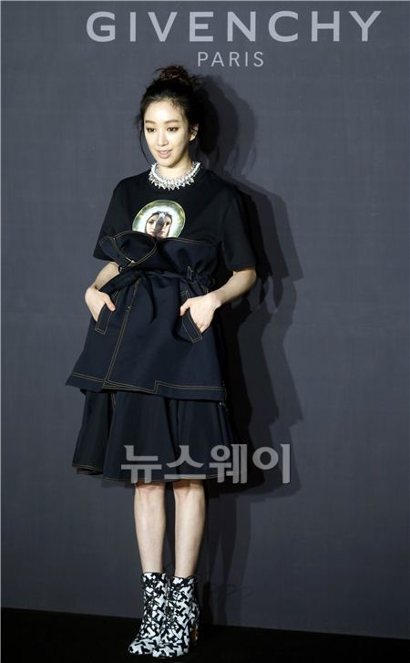 정려원, ‘복주머니(?)패션’ - 뉴스웨이