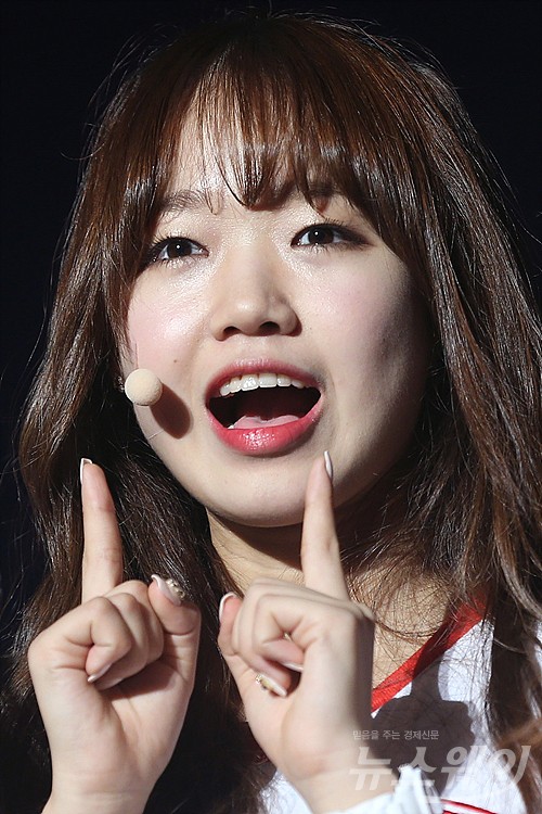 아이오아이 유정, ‘손가락으로 만든 아이오아이’ - 뉴스웨이