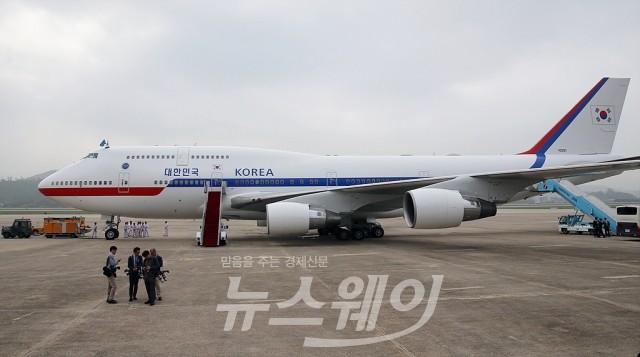 문재인 대통령 기다리는 대한민국 공군 1호기 ‘코드원(Code-One)’ - 뉴스웨이