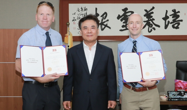 경일대, 10년 근속 외국인교원 감사장 전달 - 뉴스웨이