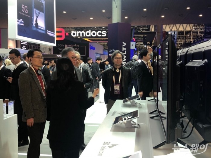 SK(주) 사외이사진, MWC19 참석···SKT 부스 방문 - 뉴스웨이