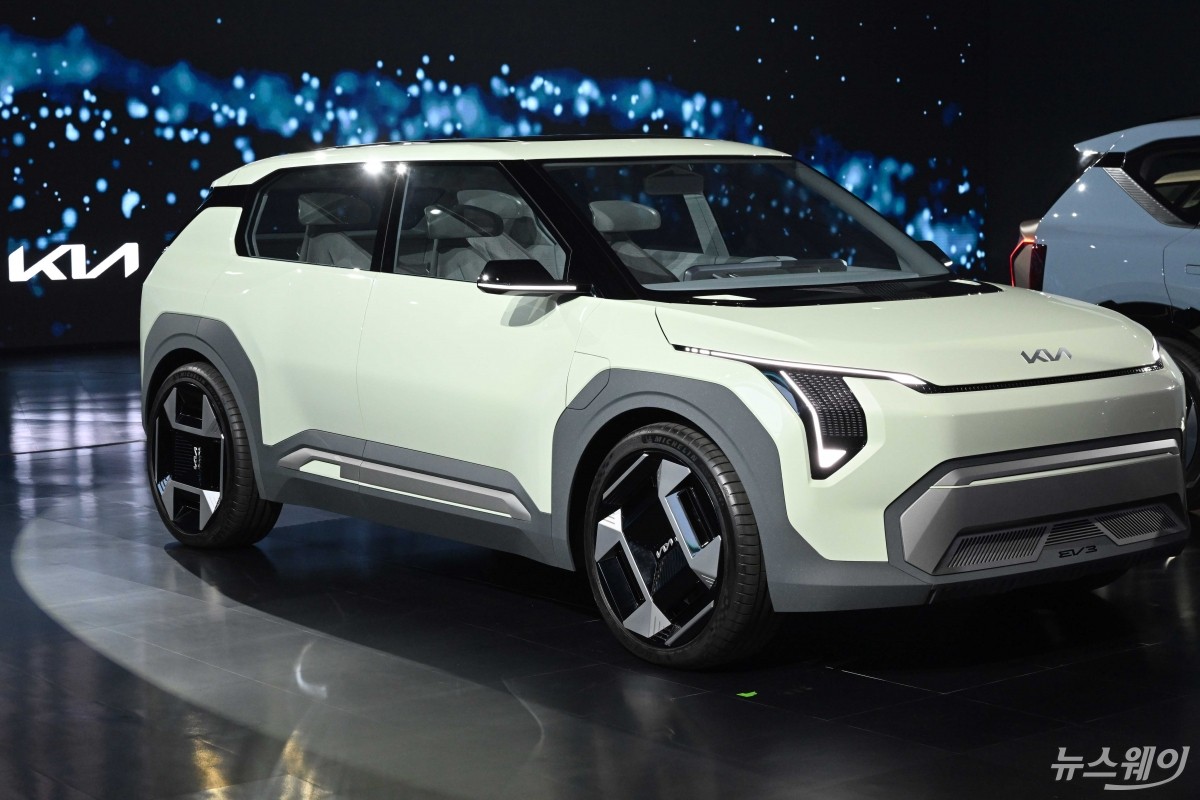 기아, 세계 최초 공개한 'EV3' 콘셉트 카 - 뉴스웨이
