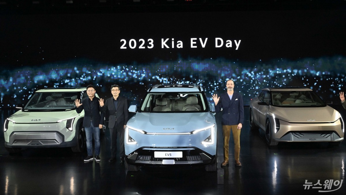 기아, '전기차 대중화 첨병' EV5 공개···중소형 모델로 승부수 - 뉴스웨이