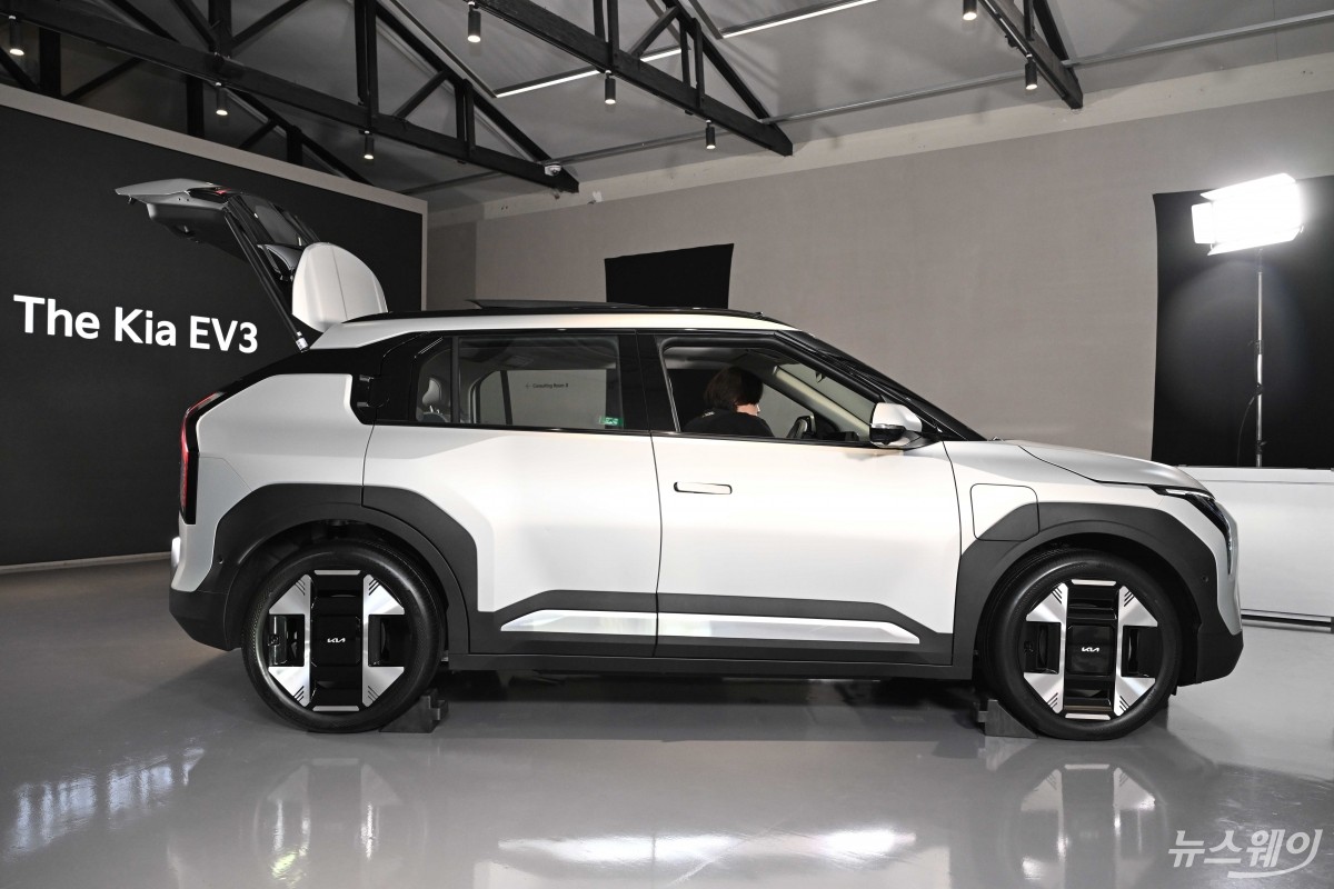 공개된 기아 'EV3', 1회 충전 시 501km 주행 확보 - 뉴스웨이
