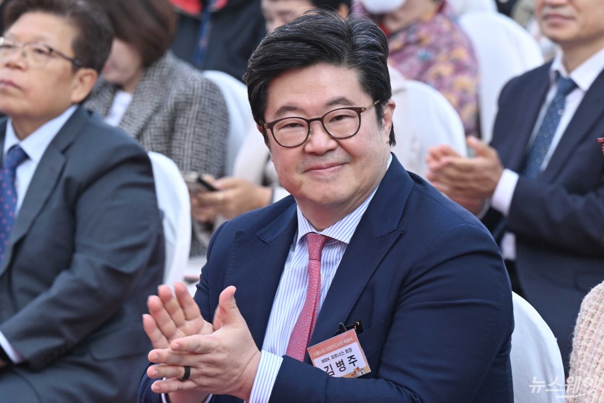 MBK 김병주, 사재 출연 발표 후 홍콩행 논란 - 뉴스웨이