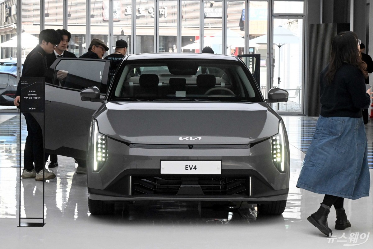 기아, 첫 전동화 세단 'EV4' 계약 개시···실구매가 3000만원 중반부터 - 뉴스웨이
